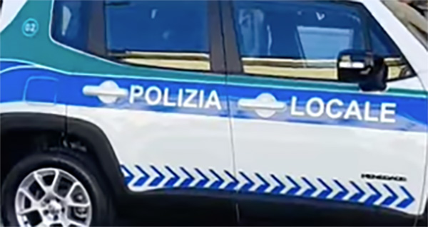 Auto fuori controllo finisce contro un chiosco ad Avezzano, ferita ...